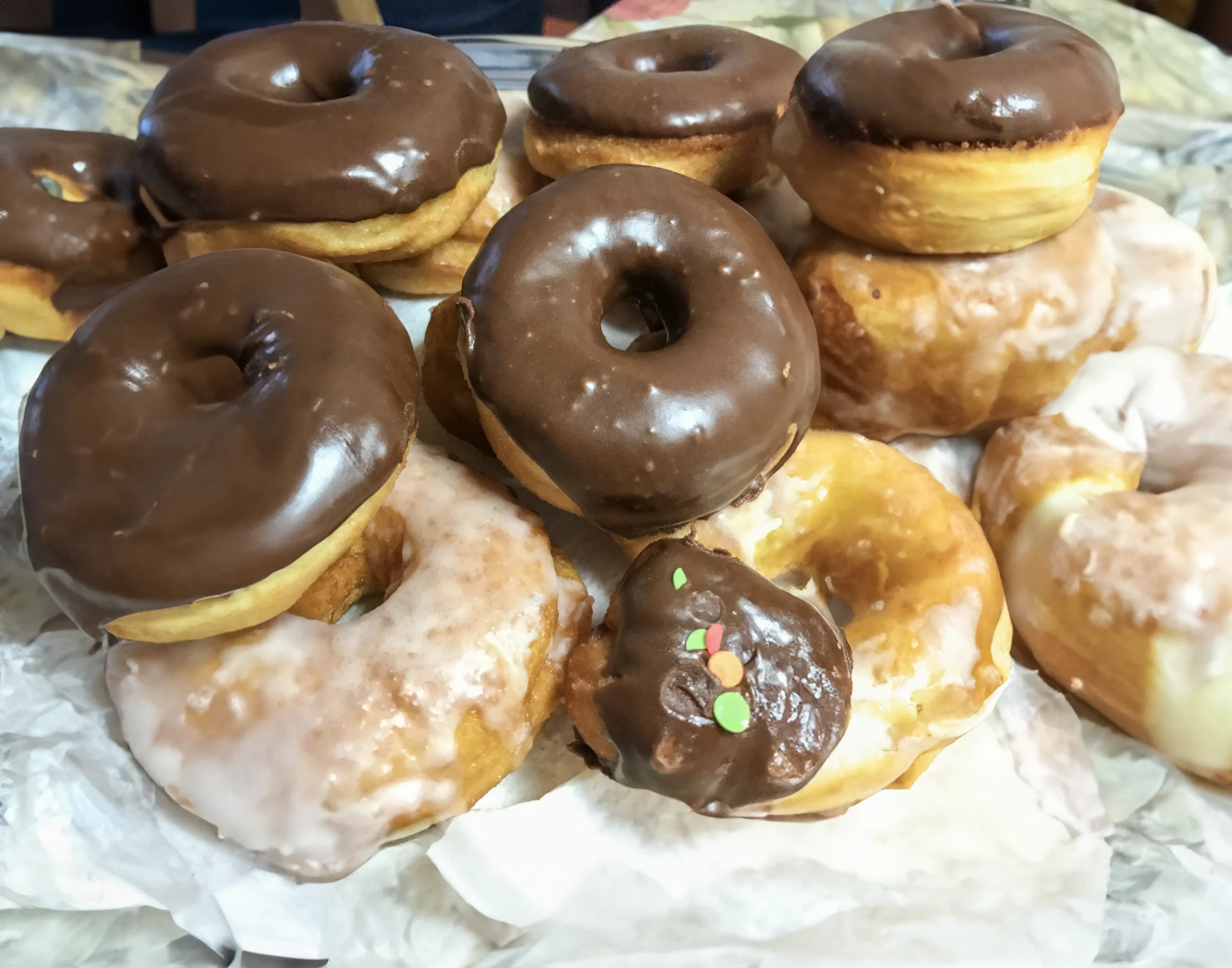 Donuts caseros con glaseado de azúcar y chocolate. | El Cuaderno Azul