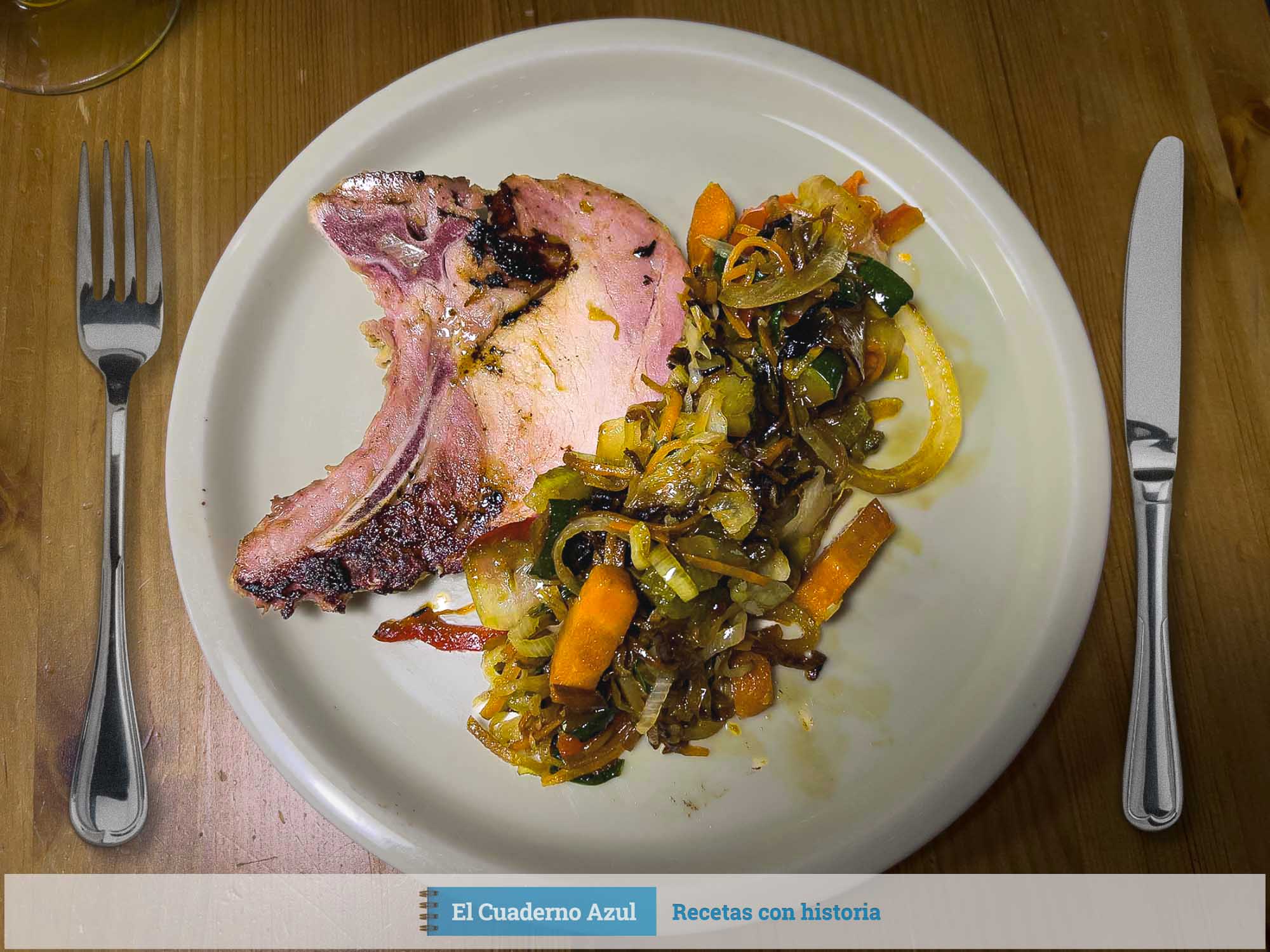 Chuleta de cerdo con salteado de verduras: plato equilibrado y lleno de ...